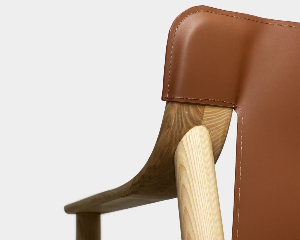 Butaca de madera Big Foot Marrón Claro - Moderno | NIHM Design