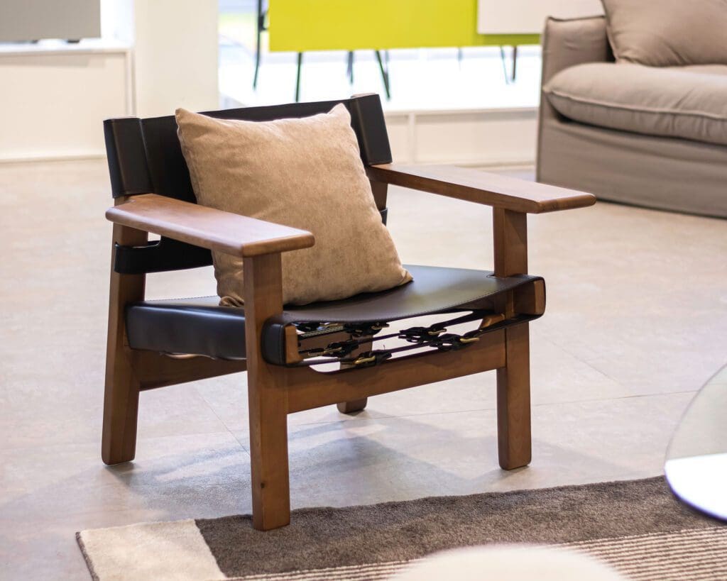 Butaca de madera Padel Marrón - Versátil y resistente | NIHM Design