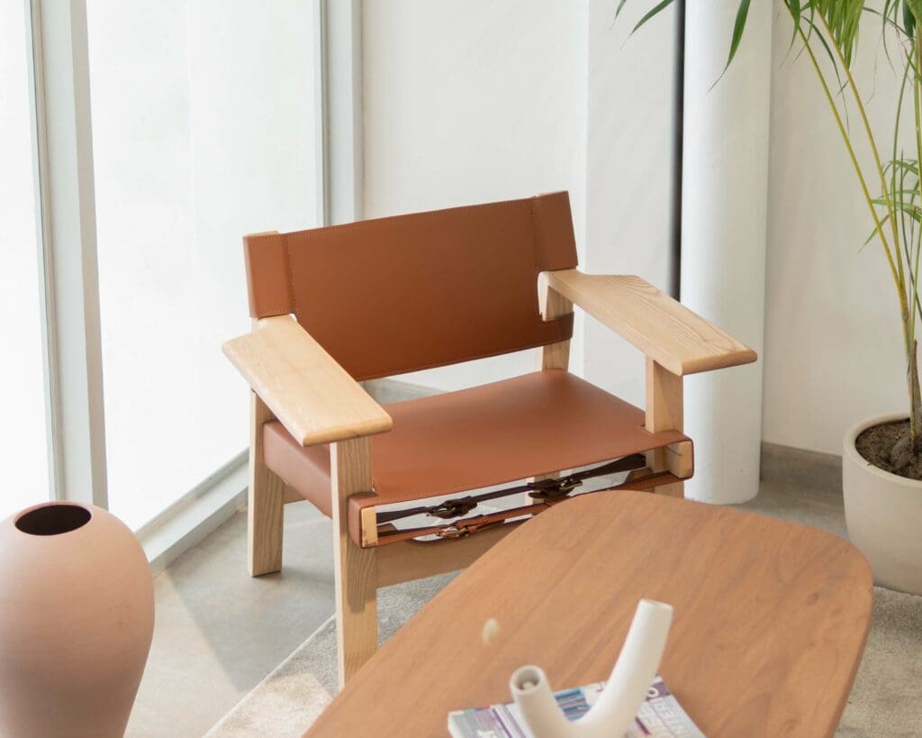 Butaca de madera Padel Marrón Claro - Diseño Clásico | NIHM Design